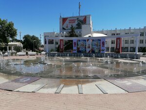 Fountain (Autonomous Republic of Crimea, Saki, Revolyutsii Square), çeşme  Saki'den (Sak'tan)