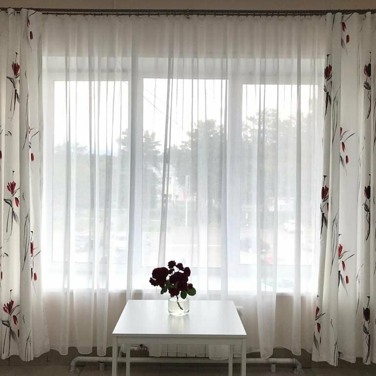 Perde ve korniş üreticileri Шторы Холл, Kansk, foto
