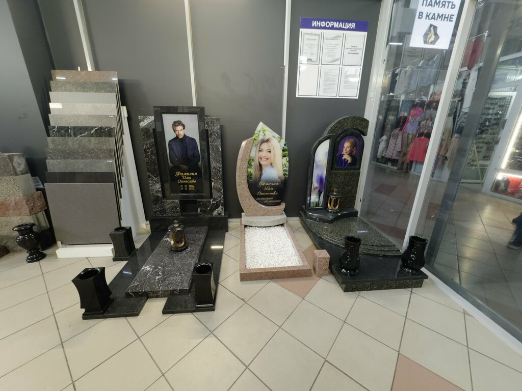 Heykel ve mezarlık taşı üreticileri Memory in stone, Minsk, foto