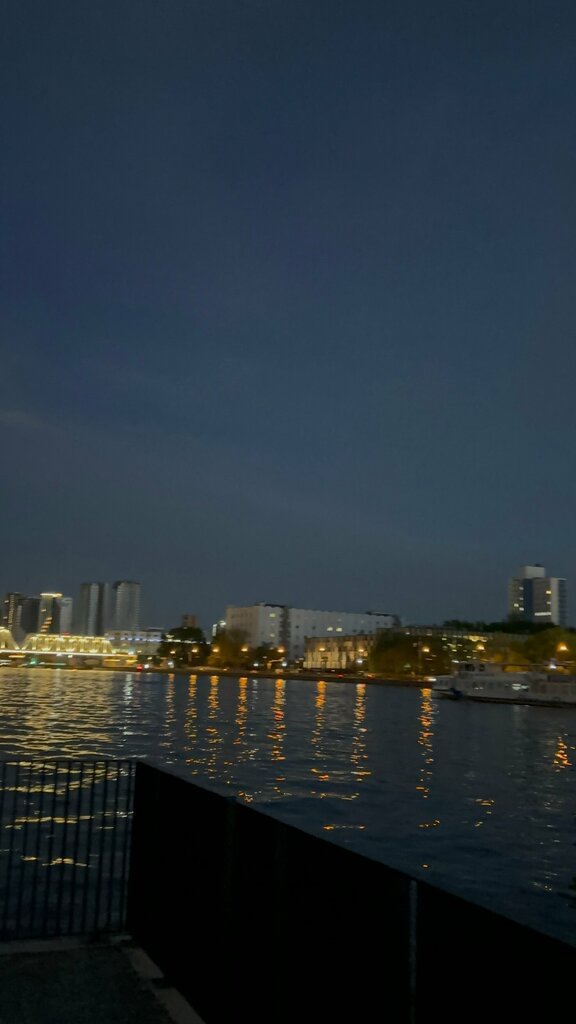 Toplu taşıma durağı Marc Chagall Embankment, Moskova, foto