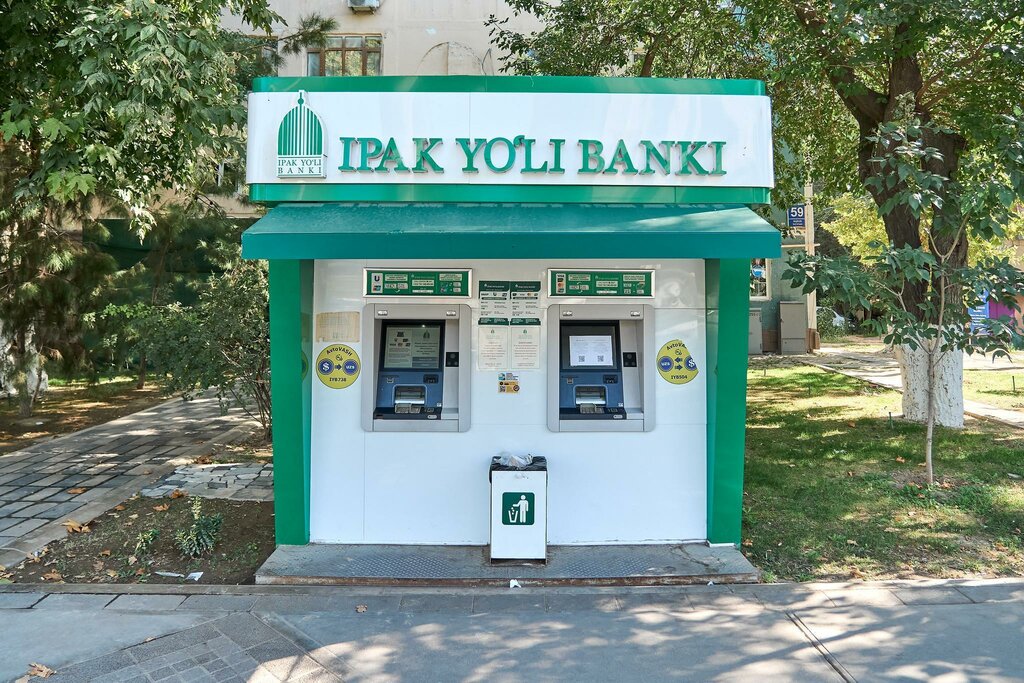ATM'ler Ipak Yuli Bank, Kokand, foto