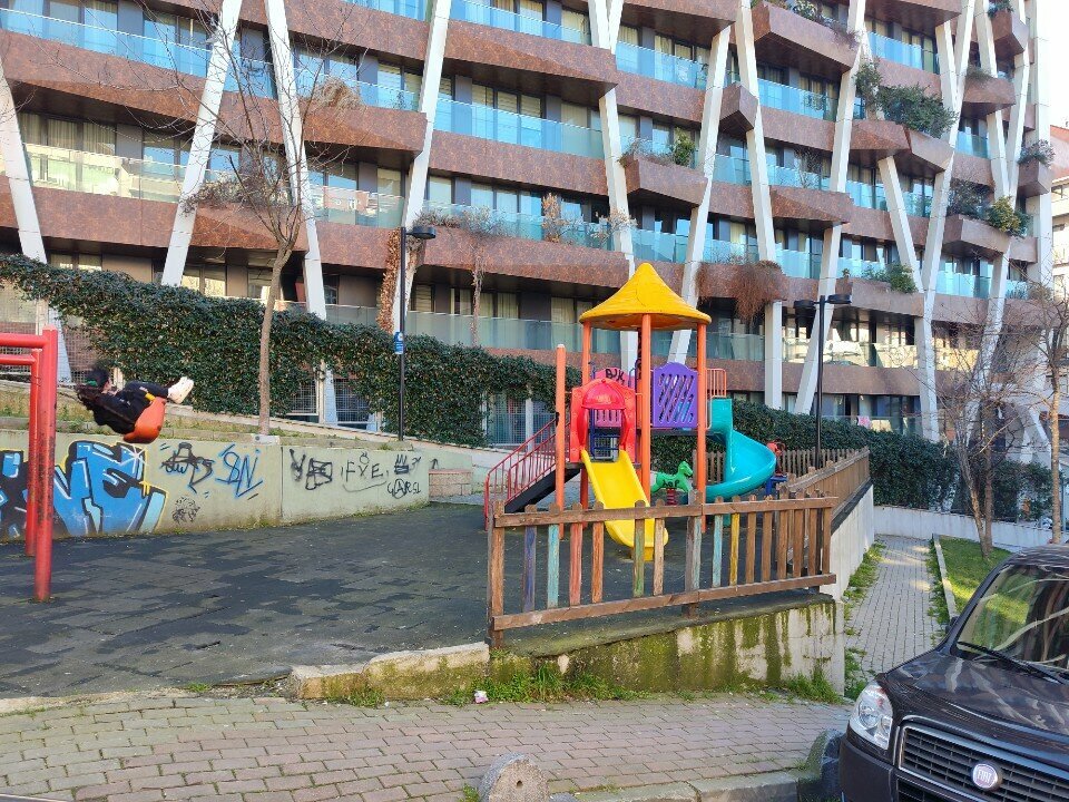 Çocuk oyun ekipmanları Mimoza Parkı, İstanbul, foto