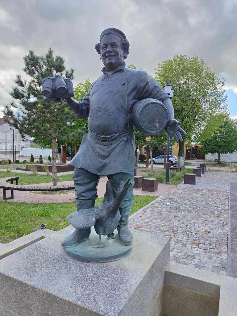 Anıt, heykel Пивовар с бочонком и гусем, Kaliningradskaya oblastı, foto