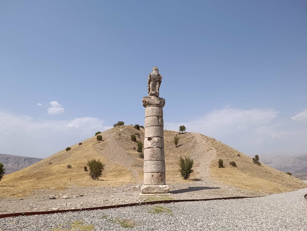 Anıt, heykel Karakuş Tümülüsü, Kâhta, foto