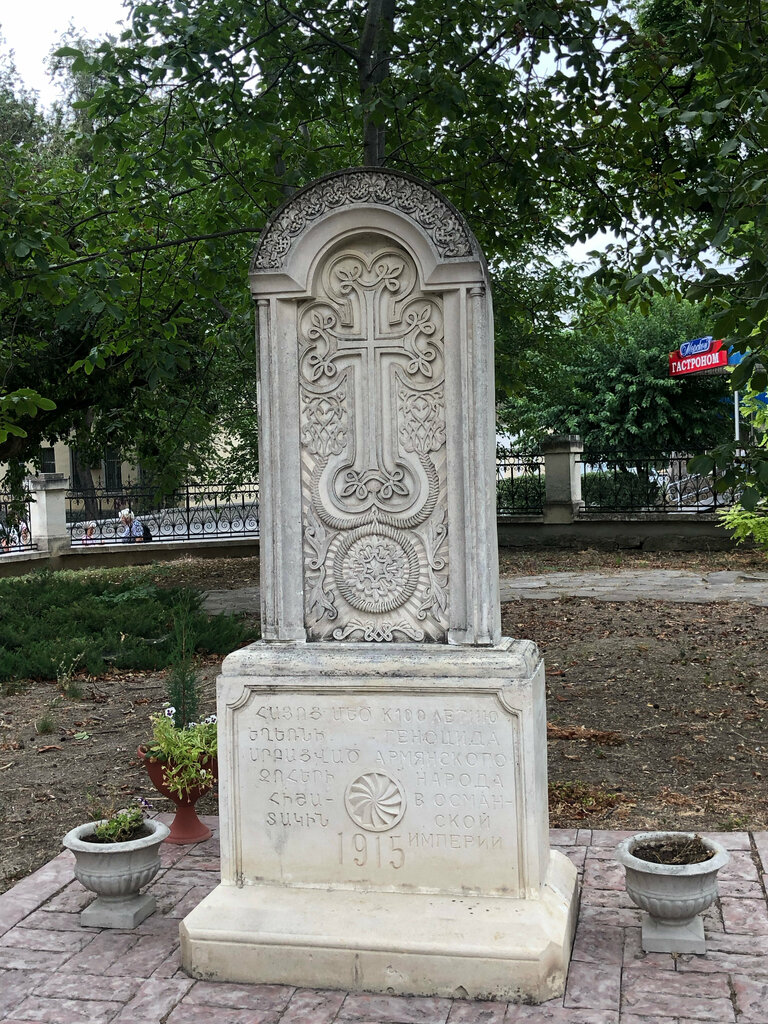 Şapel, haç anıtı Крест к 100 летию геноцида армянского народа в Османской империи, Feodosya (Kefe), foto