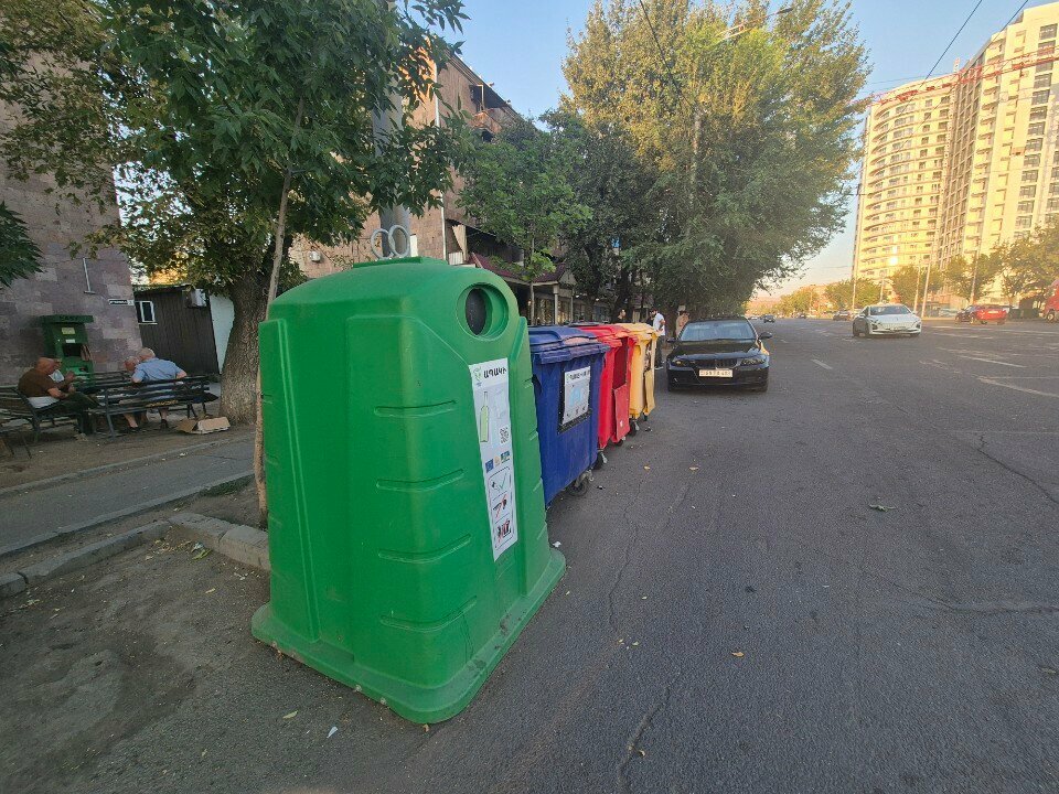 Ayrı çöp toplama noktası Waste sorting point, Erivan, foto