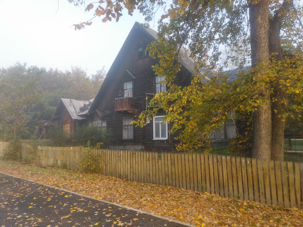 Turistik yerler Комплекс брусковых коттеджей М.В. Рейшера, Yekaterinburg, foto