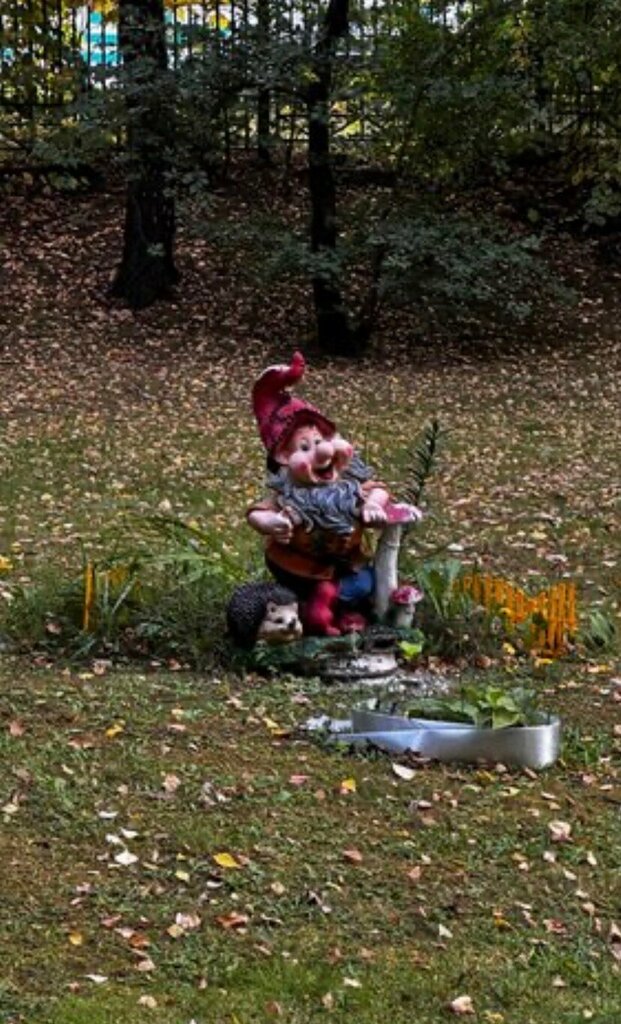 Park, sokak heykeli Садовый гном, Moskova, foto