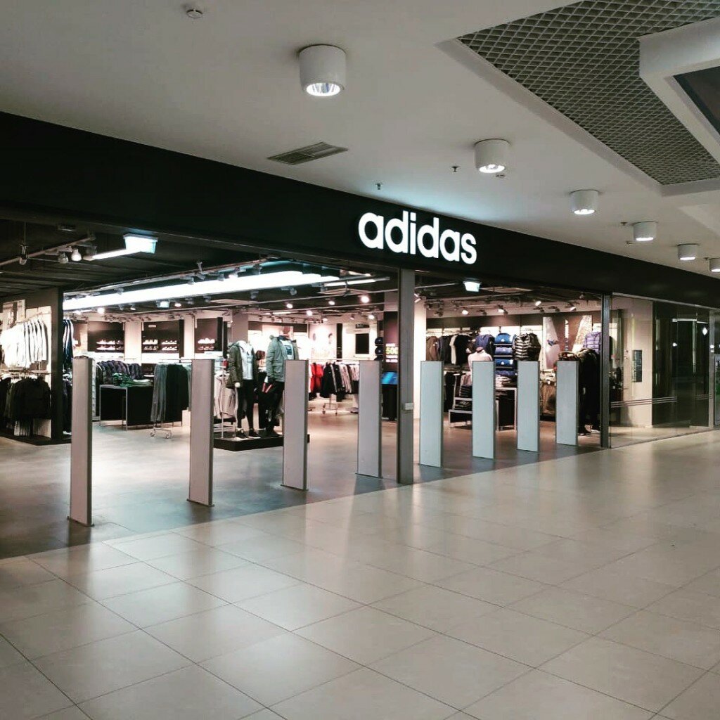 Spor giyim ve ayakkabı Adidas, Saint‑Petersburg, foto
