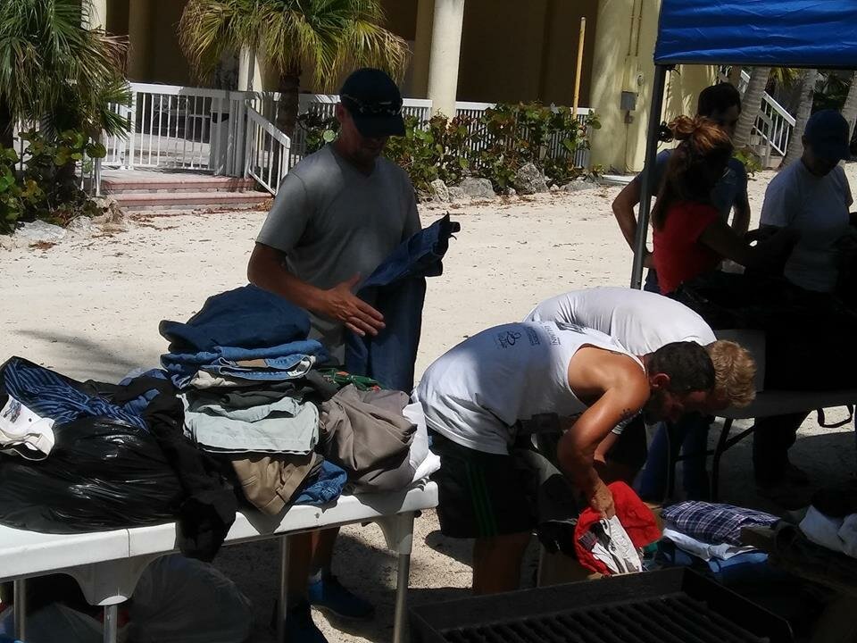Sivil toplum kuruluşları The Shirt Off My Back, Florida Eyaleti, foto