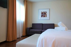 Hotel Port Feria Valencia (Comunidad Autónoma de Valenciana, Valencia, Calle Castillo de Cullera, 67), otel  Valensiya'dan
