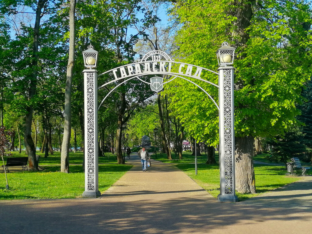 Park, sokak heykeli Арка Городской сад, Brest, foto