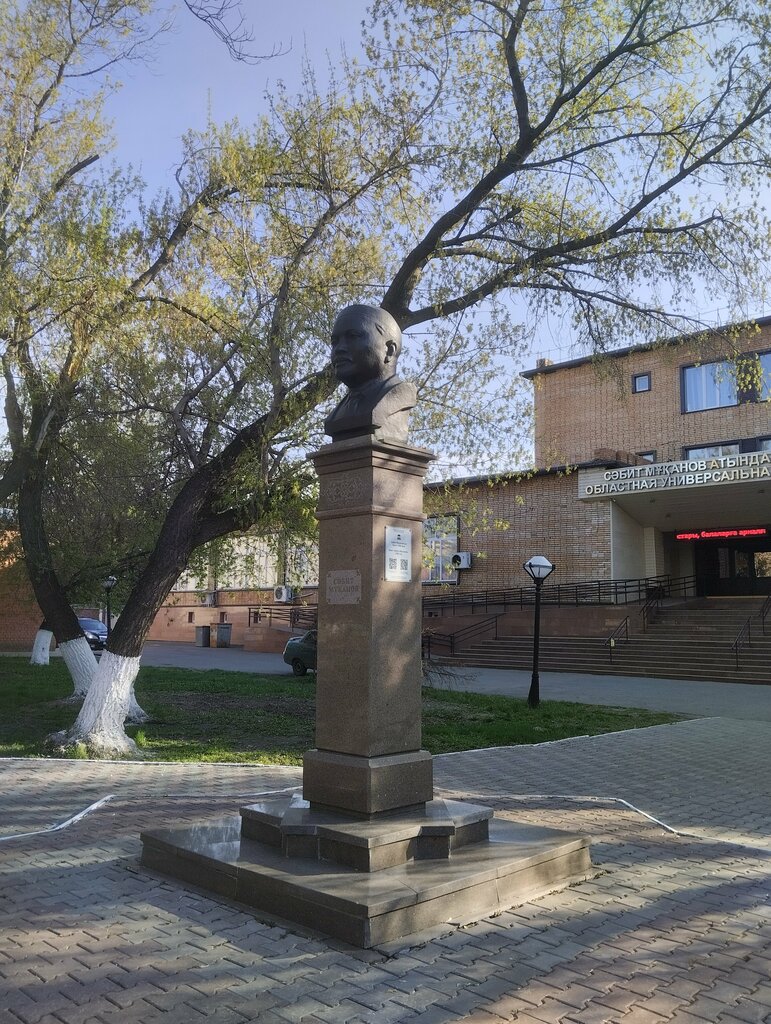 Anıt, heykel S. Mukanov's Bust, Petropavl (Petropavlovsk), foto
