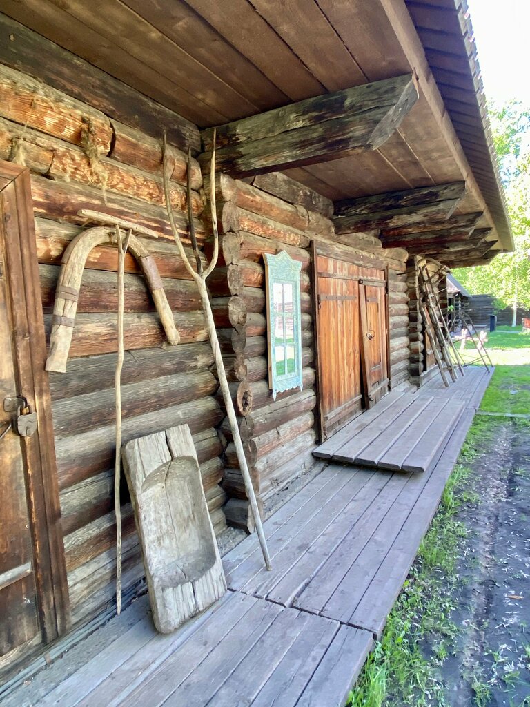 Turistik yerler Конюшня усадьбы В.И. Сурикова, Krasnoyarsk, foto