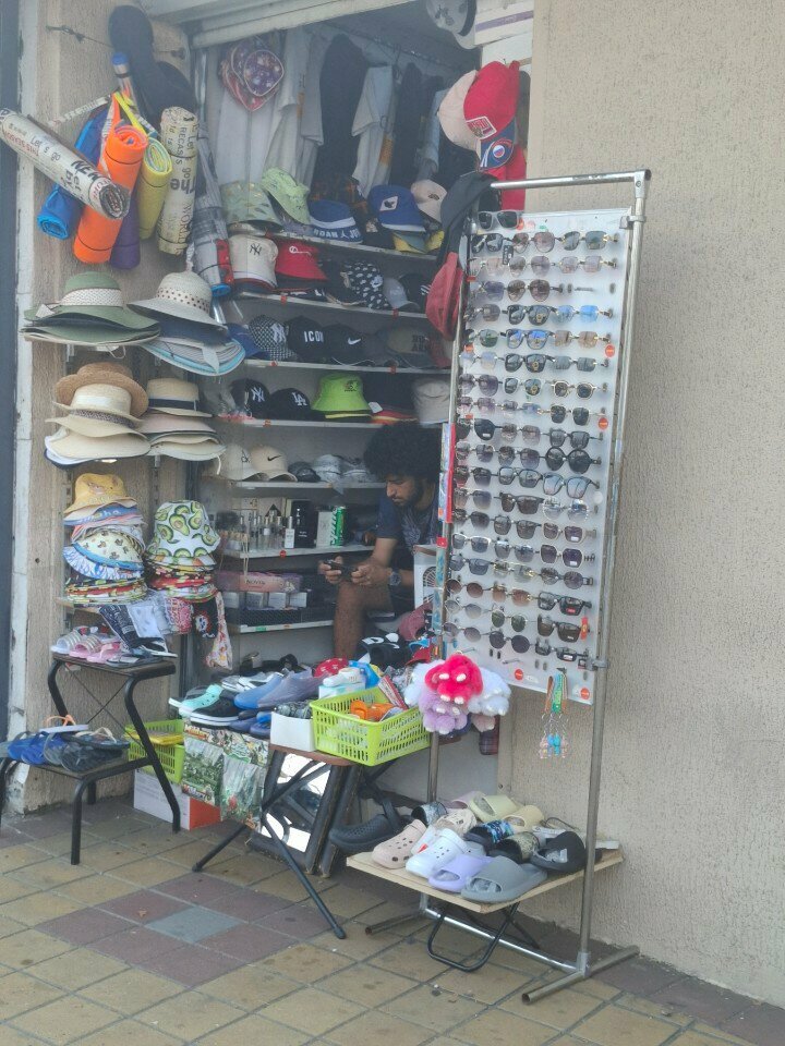 Plaj ürünleri mağazası Очки и кепки, Soçi, foto