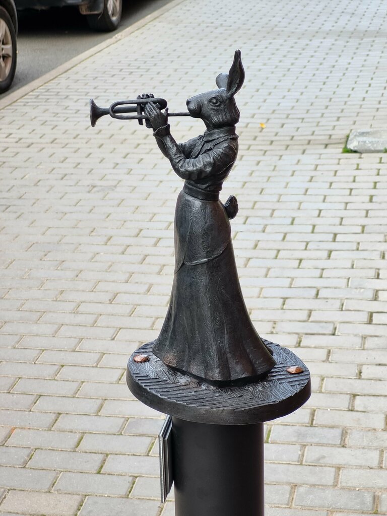 Park, sokak heykeli Зайчиха-трубач, Kostroma, foto