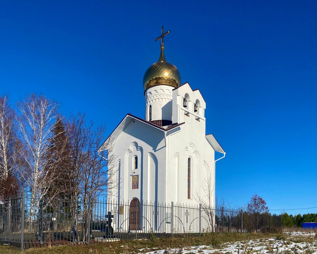 Şapel, haç anıtı Chapel Soshestviya Dukha Svyatogo v Tayge, Tayga, foto
