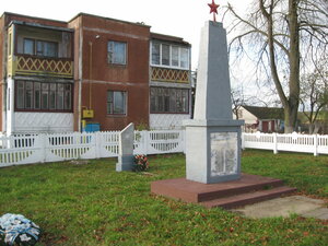 Воинам, павшим в Великой Отечественной войне (Bresckaja voblasć, Pruzhanski District, Ruzhanski Rural Council, agragaradok Kalazuby, Pijanierskaja vulica), anıt, heykel  Brestskaya oblastından