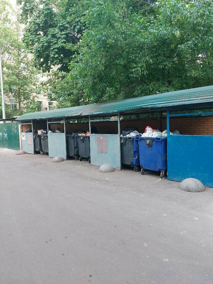 Ayrı çöp toplama noktası Waste sorting, Moskova, foto