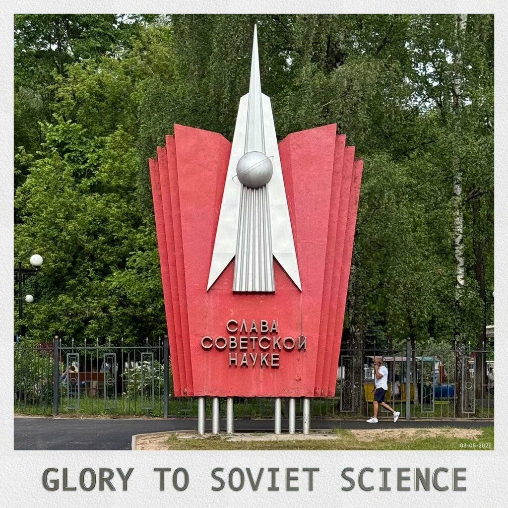 Anıt, heykel Glory to Soviet science, Lytkarino, foto