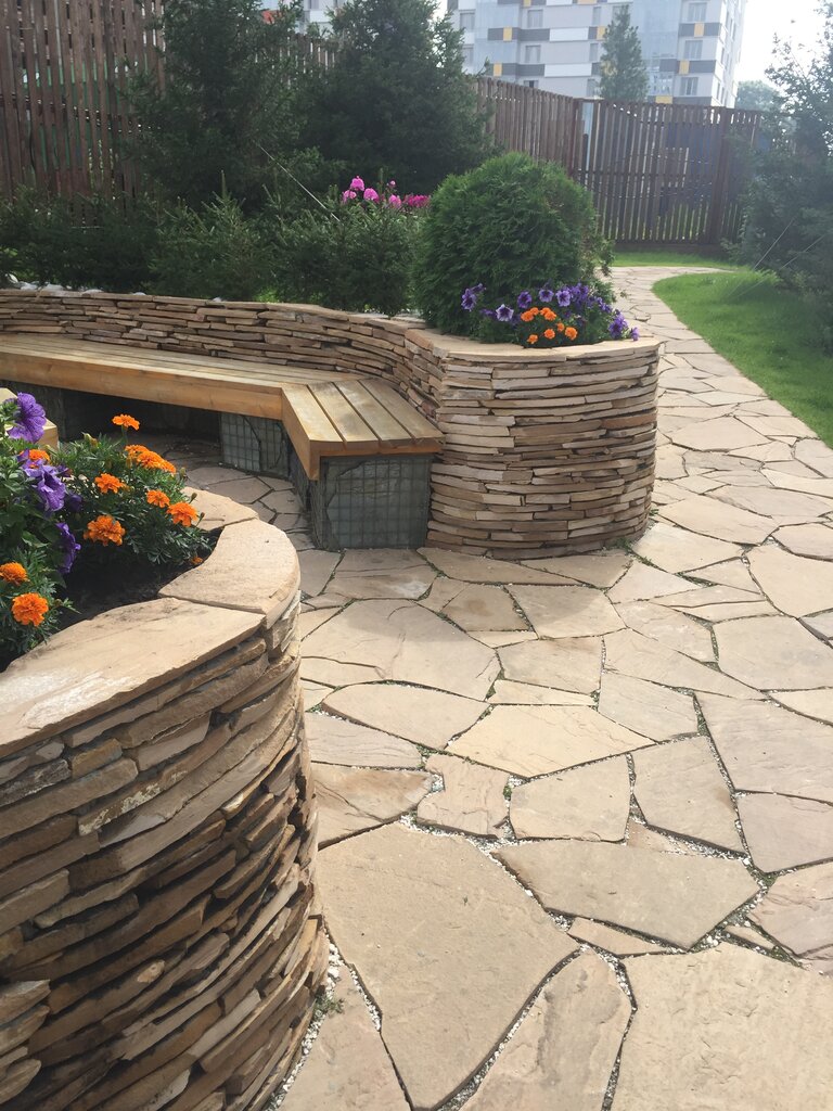 Taş ürünler ve yapılar Kamen Alelie, Novosibirskaya oblastı, foto