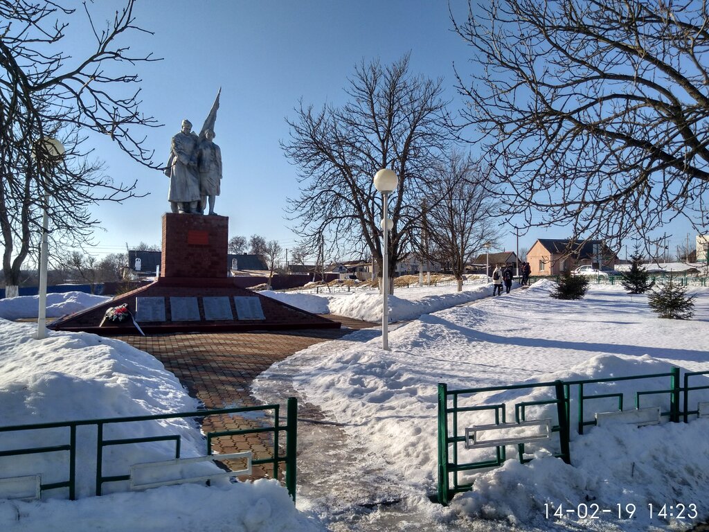 Anıt, heykel Братская могила советских воинов, погибших в боях с фашистскими захватчиками, Belgorodskaya oblastı, foto
