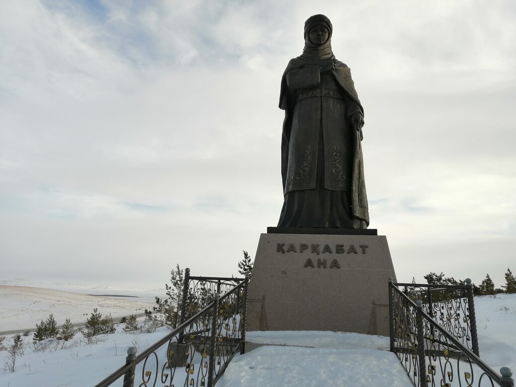 Anıt, heykel Karkabat Ana, Karağandı eyaleti, foto