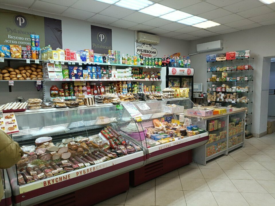 Kasap, şarküteri Rublevskiye kolbasy, Moskova, foto