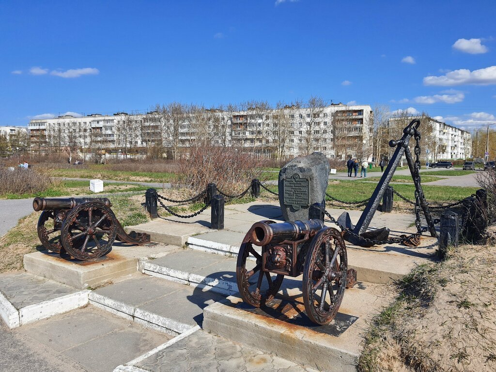 Anıt levhası, anıt taş Памятный камень Ричарду Ченслеру, Severodvinsk, foto