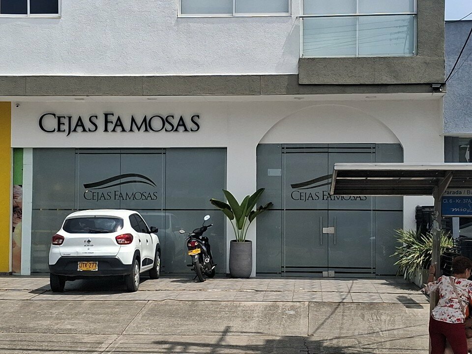 Kaş ve kirpik salonu Famous Eyebrows, Cali, foto