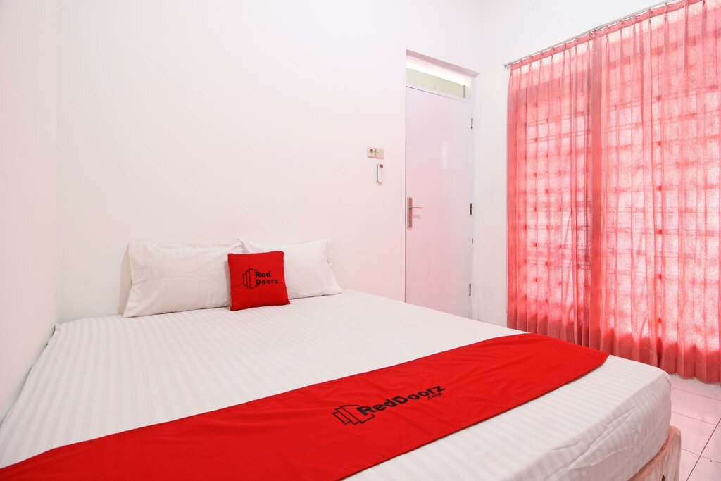 Otel RedDoorz near Terminal Tirtonadi, Surakarta, foto