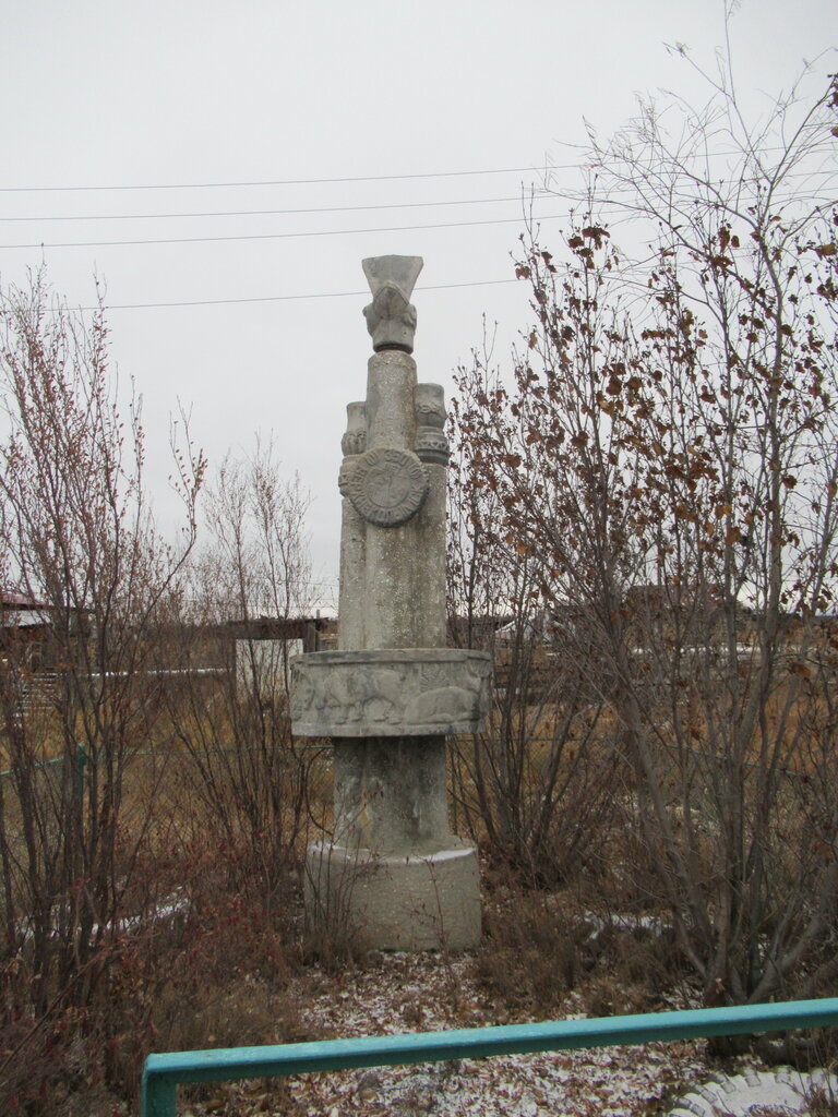 Anıt, heykel 350 лет городу Верхнеколымск, Saha Cumhuriyeti (Yakutistan), foto