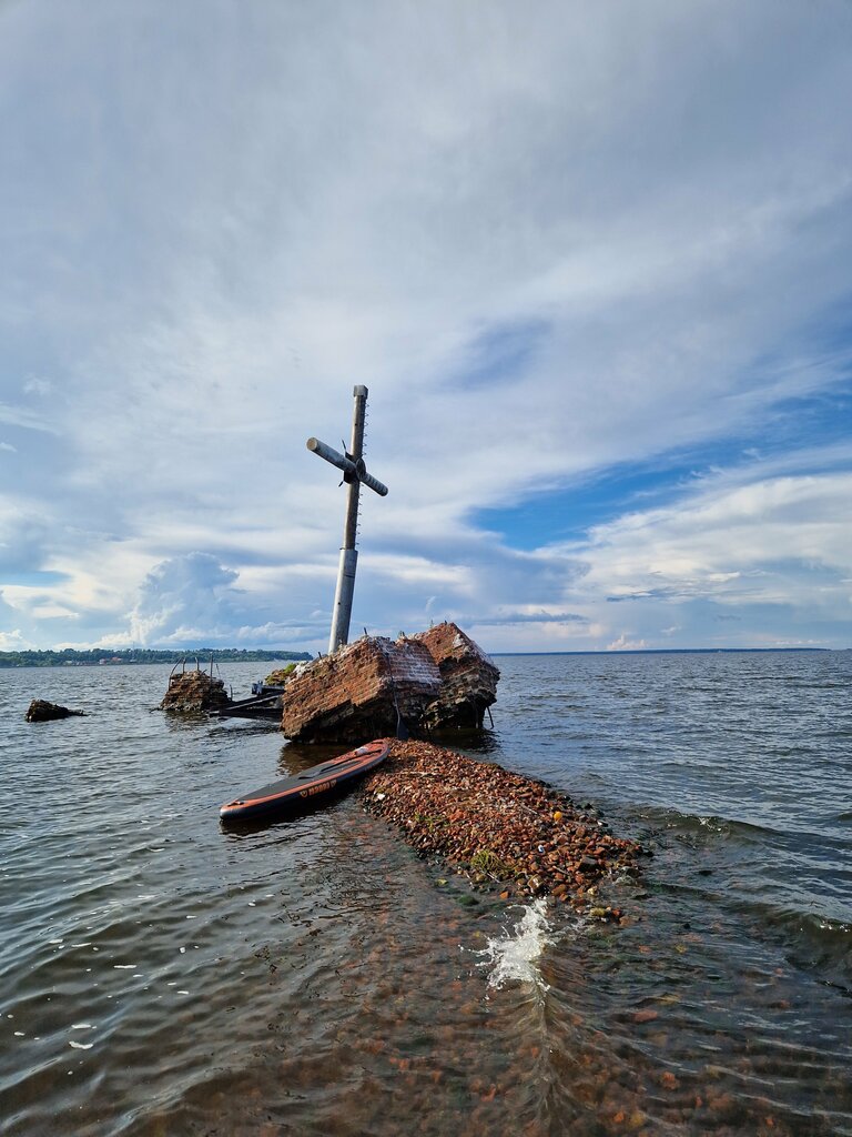 Şapel, haç anıtı Крест в память о затопленном Кривоезерском монастыре, İvanovskaya oblastı, foto