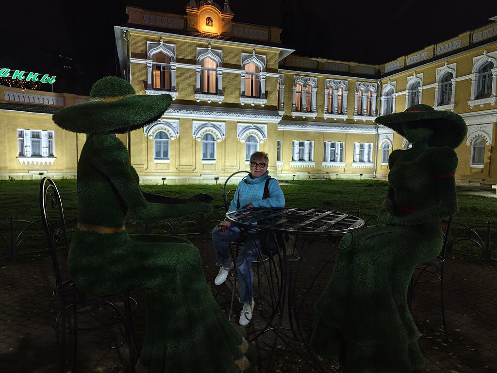 Park, sokak heykeli Дамы, Kislovodsk, foto