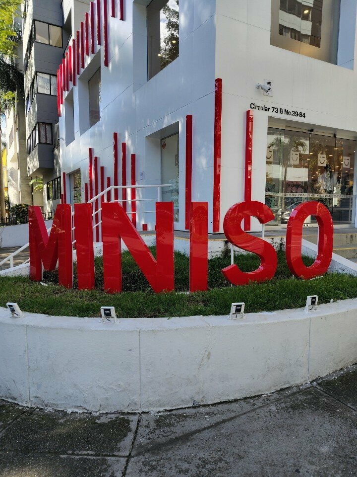 Hediyelik eşya mağazaları Miniso, Medellin, foto