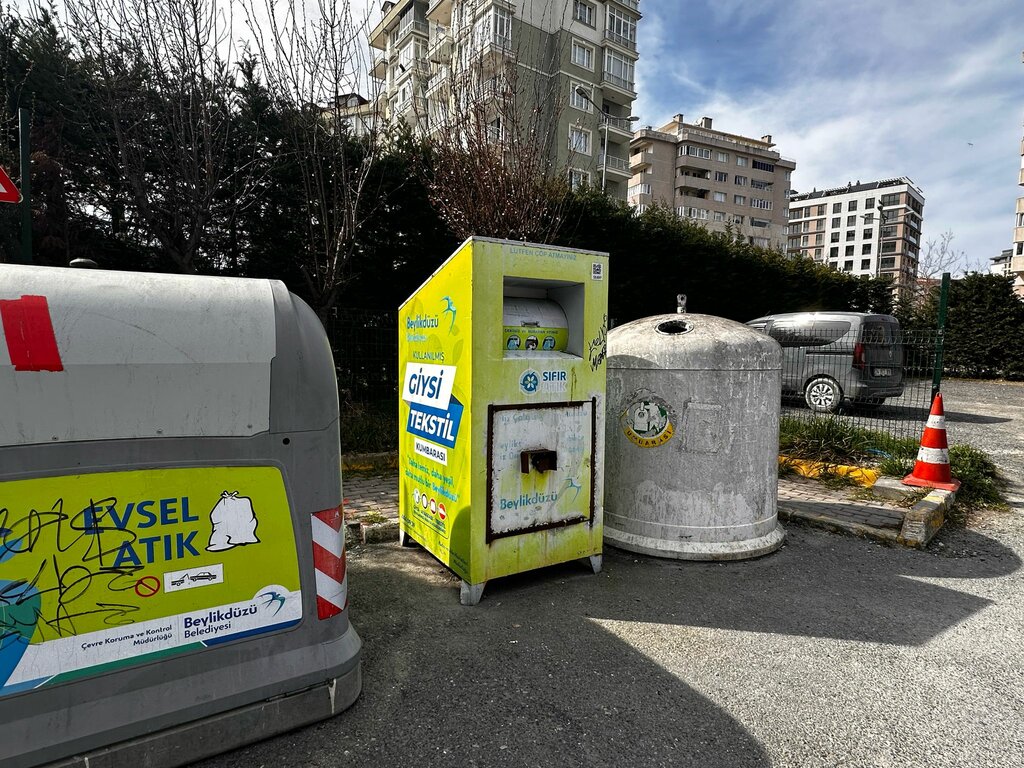 Geri dönüşüm maddeleri Giysi Tekstil Kumbarası, İstanbul, foto