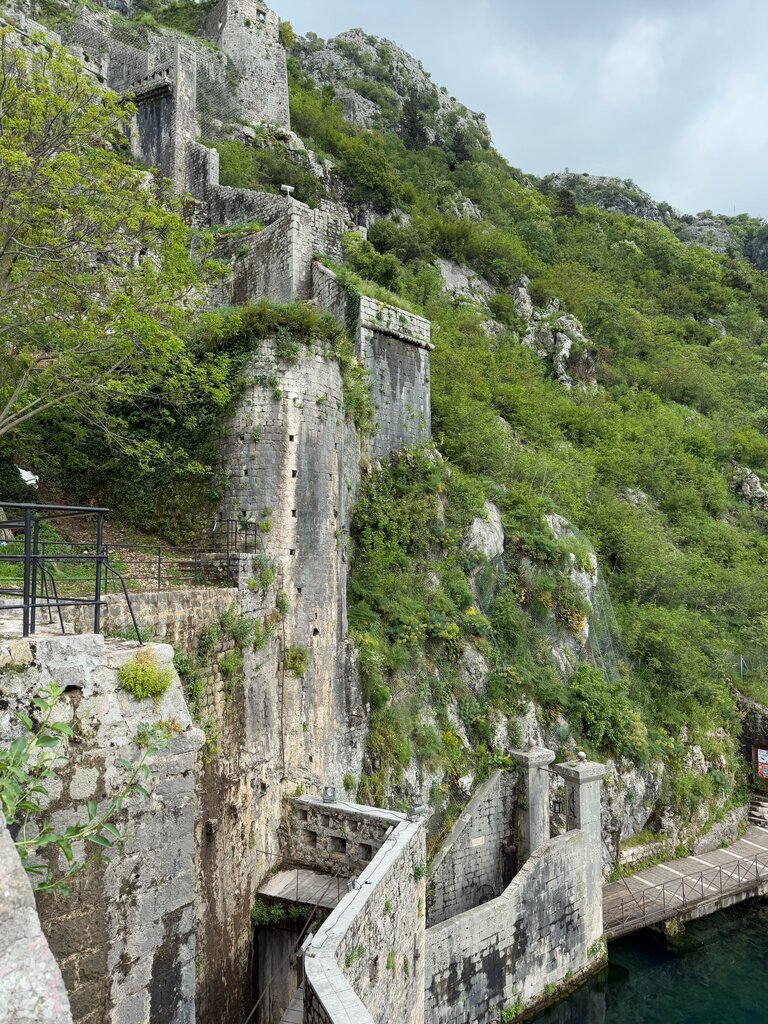 Turistik yerler Ворота Гурдич, Kotor, foto