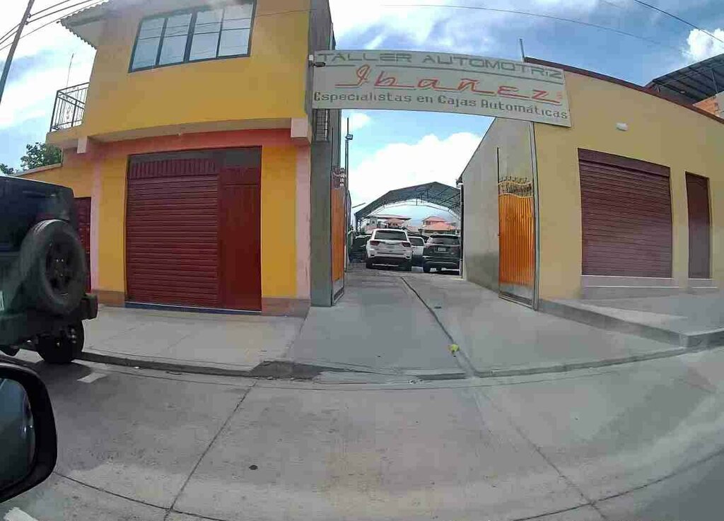 Oto döşeme Ibañez Automotive Workshop, Cochabamba, foto