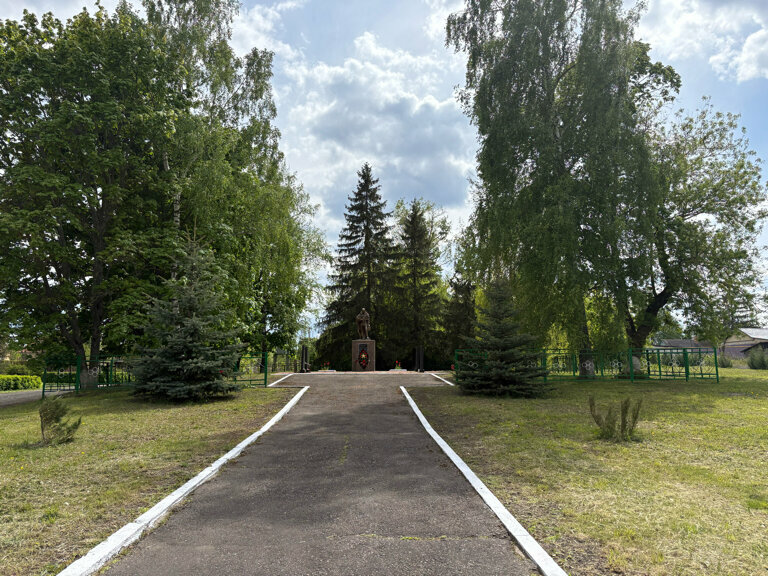 Anıt, heykel Братское захоронение советских воинов, Orlovskaya oblastı, foto