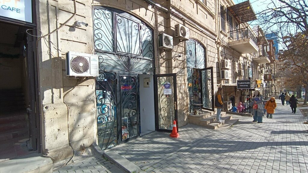 Diskler, plakalar CD DVD Shop Premier, Bakü, foto