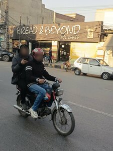 Bread & Beyond (Province of Punjab, Lahore, Allama Iqbal Road), pasta, şekerleme ve tatlı  Lahor'dan