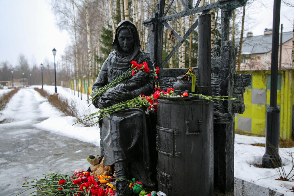 Anıt, heykel Ленинградская Мадонна, детям, рожденным в блокаду, Vsevolgsk, foto