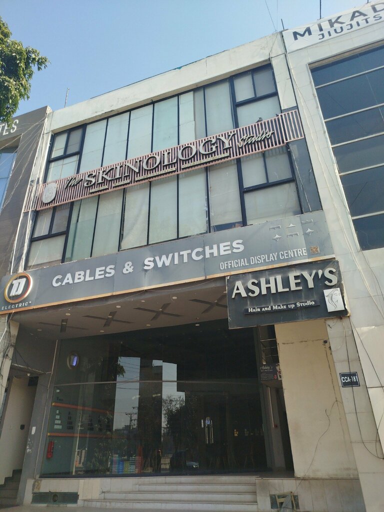 Yönetim ofisi The skinology studio, Lahor, foto