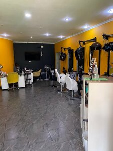 Busy Bee Barbershop and Salon (Lusaka, Roma Park Apartments), güzellik salonu  Lusaka'dan