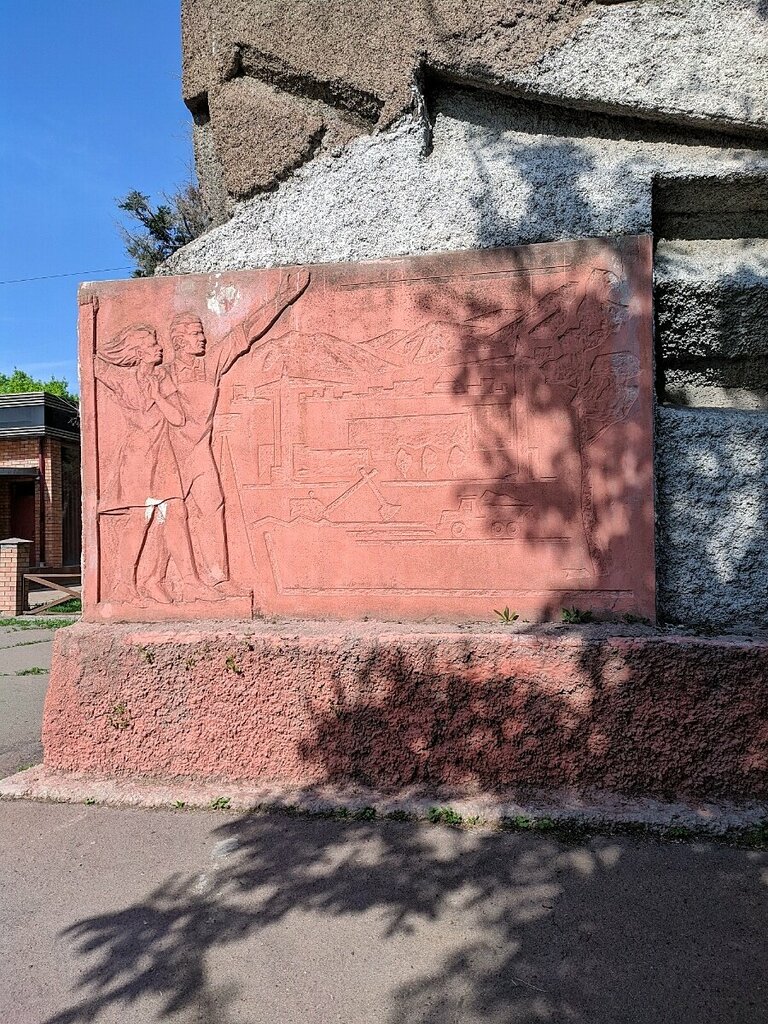Anıt, heykel Scientist-Geologist Professor Grigory Stepanovich Chikryzov, Angren, foto