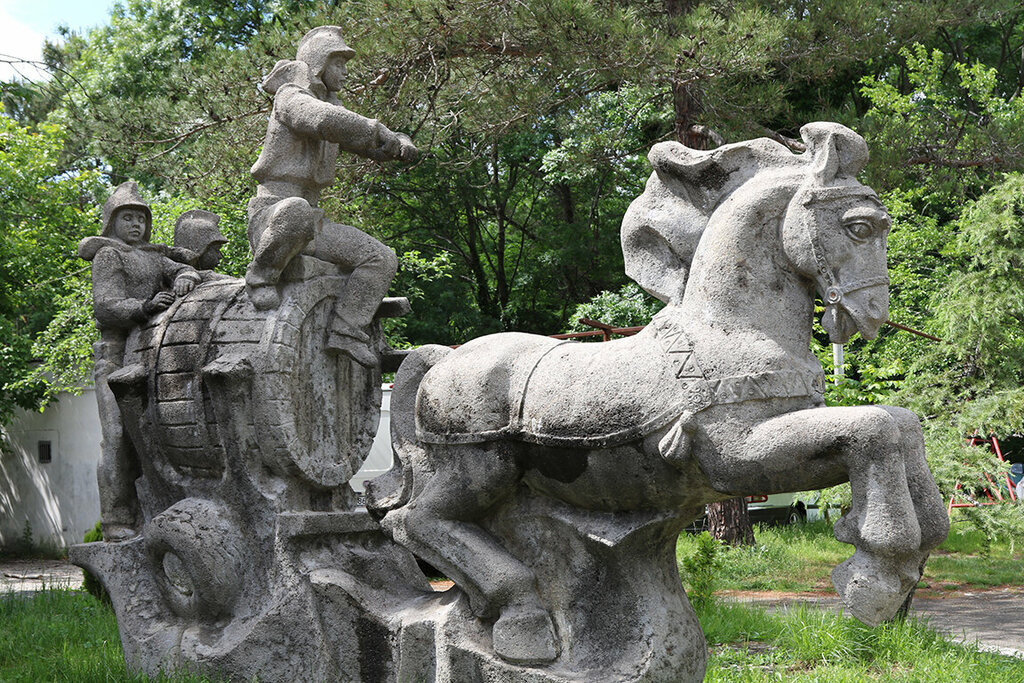 Park, sokak heykeli Конный выезд бочечного хода с юными пожарными, Krasnodarski krayı, foto