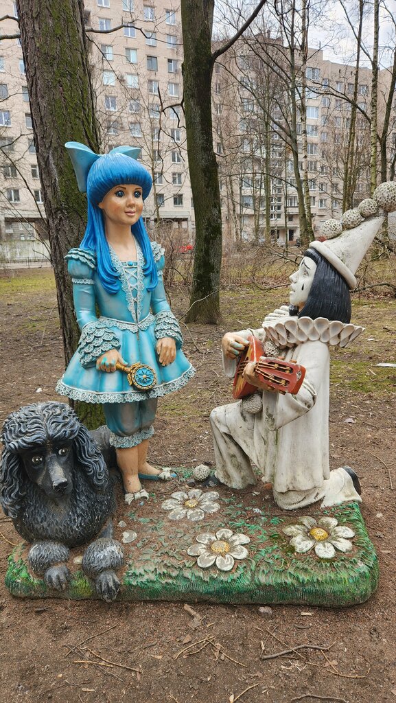 Park, sokak heykeli Мальвина и Пьеро, Saint‑Petersburg, foto