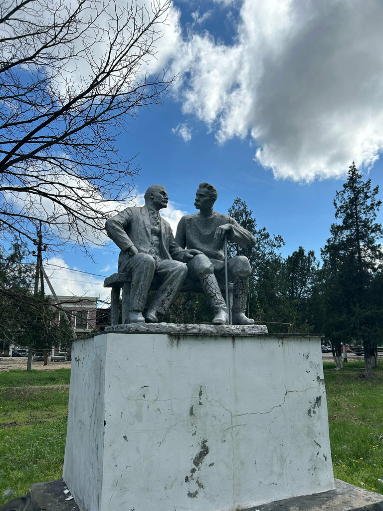 Anıt, heykel Памятник В.И. Ленина и А.М. Горького, Krasnodarski krayı, foto