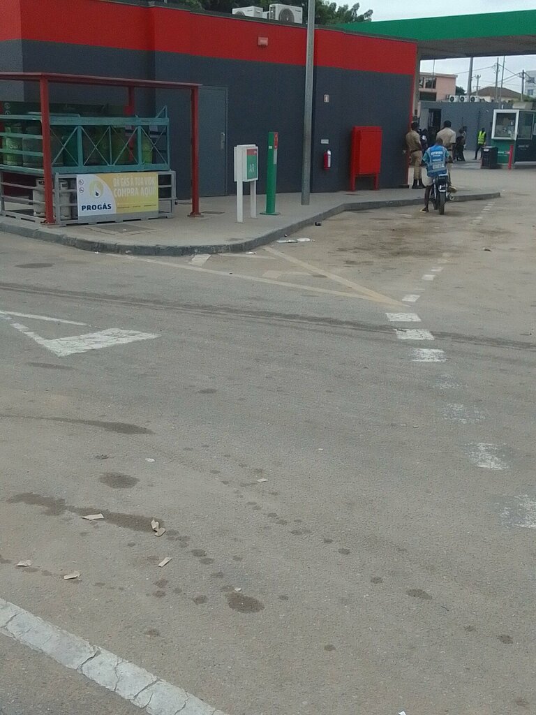 Benzin istasyonu Bomba da Pumangol, Loanda, foto