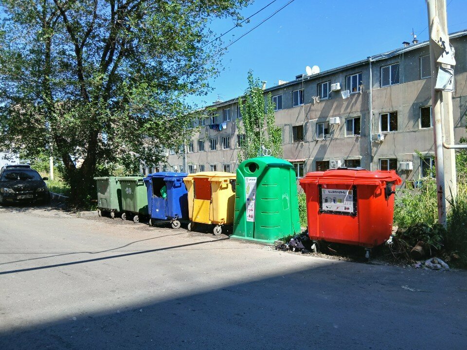 Ayrı çöp toplama noktası Waste sorting point, Erivan, foto